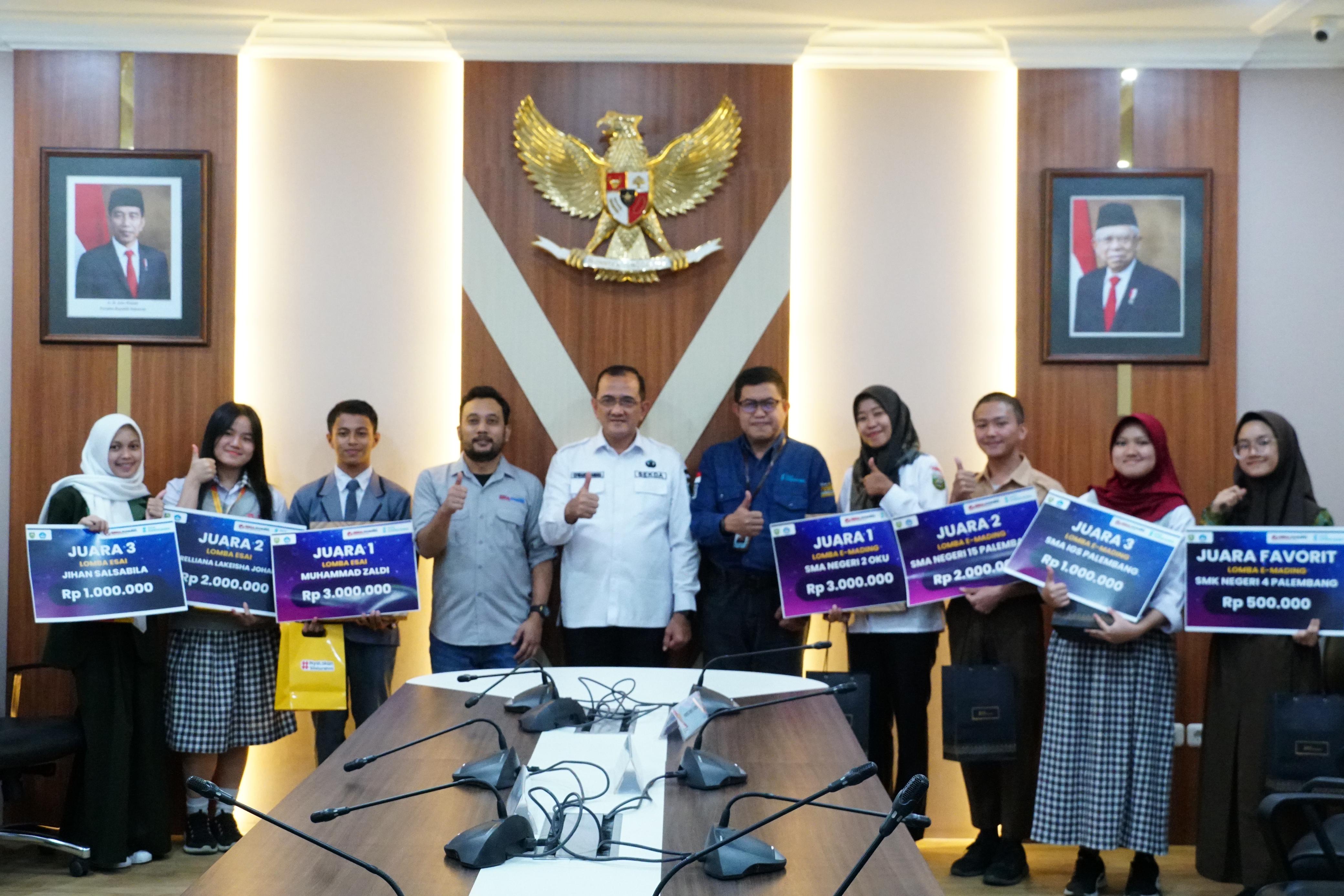 Sekda Sumsel Serahkan Hadiah Pemenang Lomba Jurnalistik "Andai Aku Jadi ...