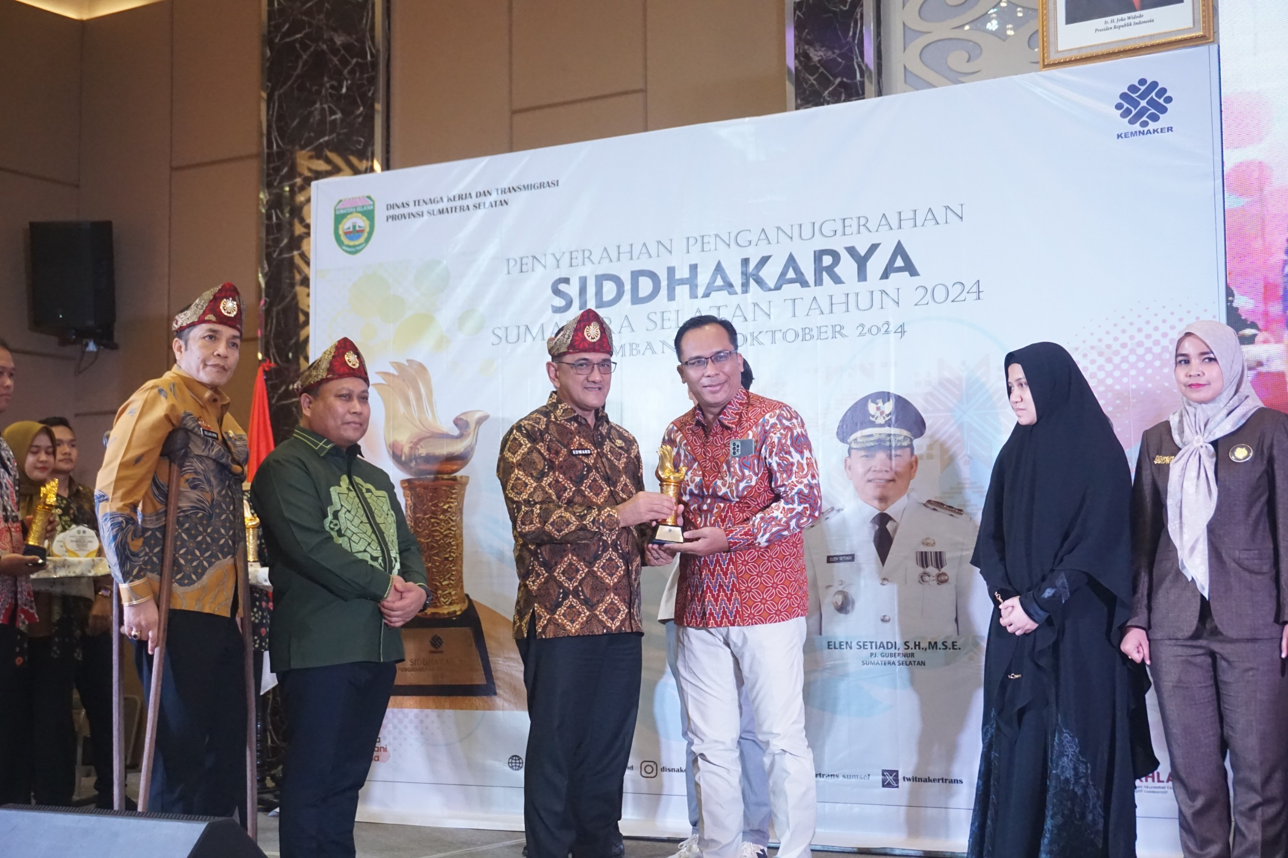 Edward Candra Serahkan Penganugerahan SIDDHAKARYA Sumsel Tahun 2024 ...