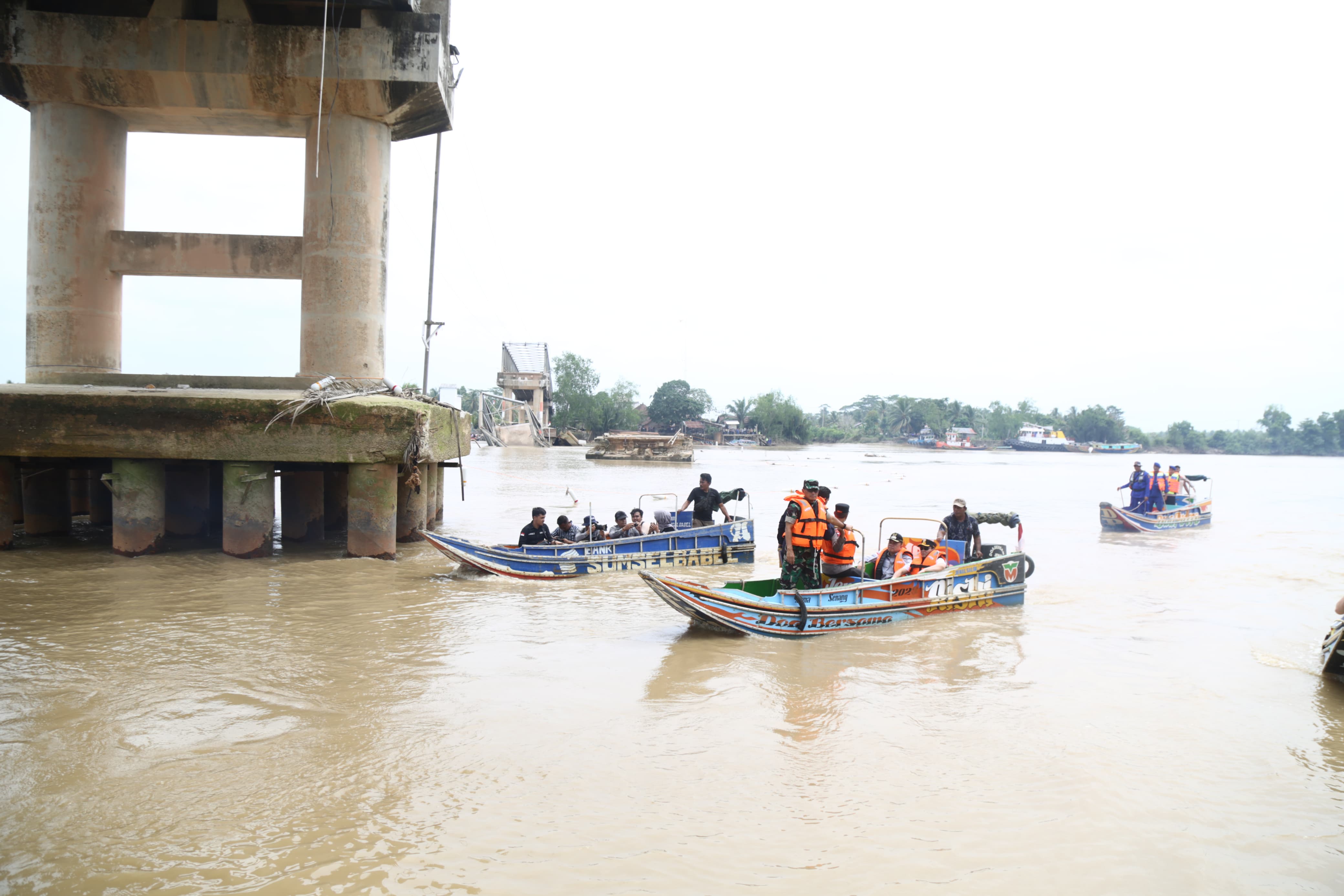 Pj Gubernur Sumsel Elen Setiadi Tinjau Kondisi Jembatan Ambruk Ditabrak ... Pj Gubernur Sumsel Elen Setiadi Tinjau Kondisi Jembatan Ambruk Ditabrak ...