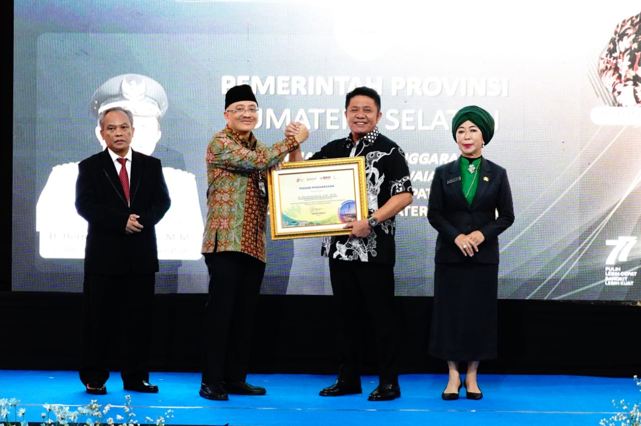 HD Terima Penghargaan Pembinaan Penyelenggaraan Layanan Kepegawaian di ...